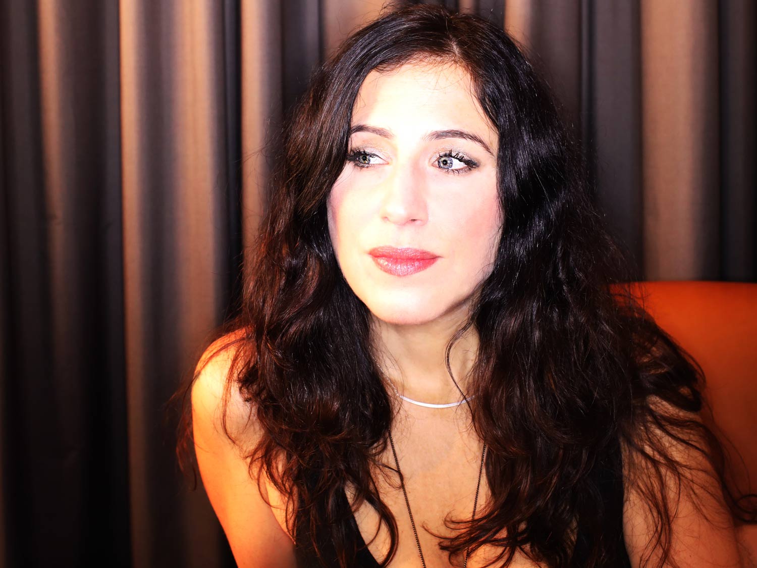 Ann Vriend (AV) Kanadische Stimmgewalt mit neuer EP „Flame“ auf großer ...